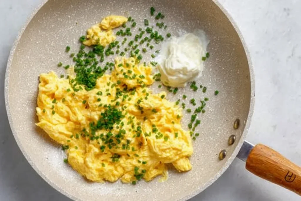 Creamy Scrambled Eggs with Sour Cream 10 Minutes